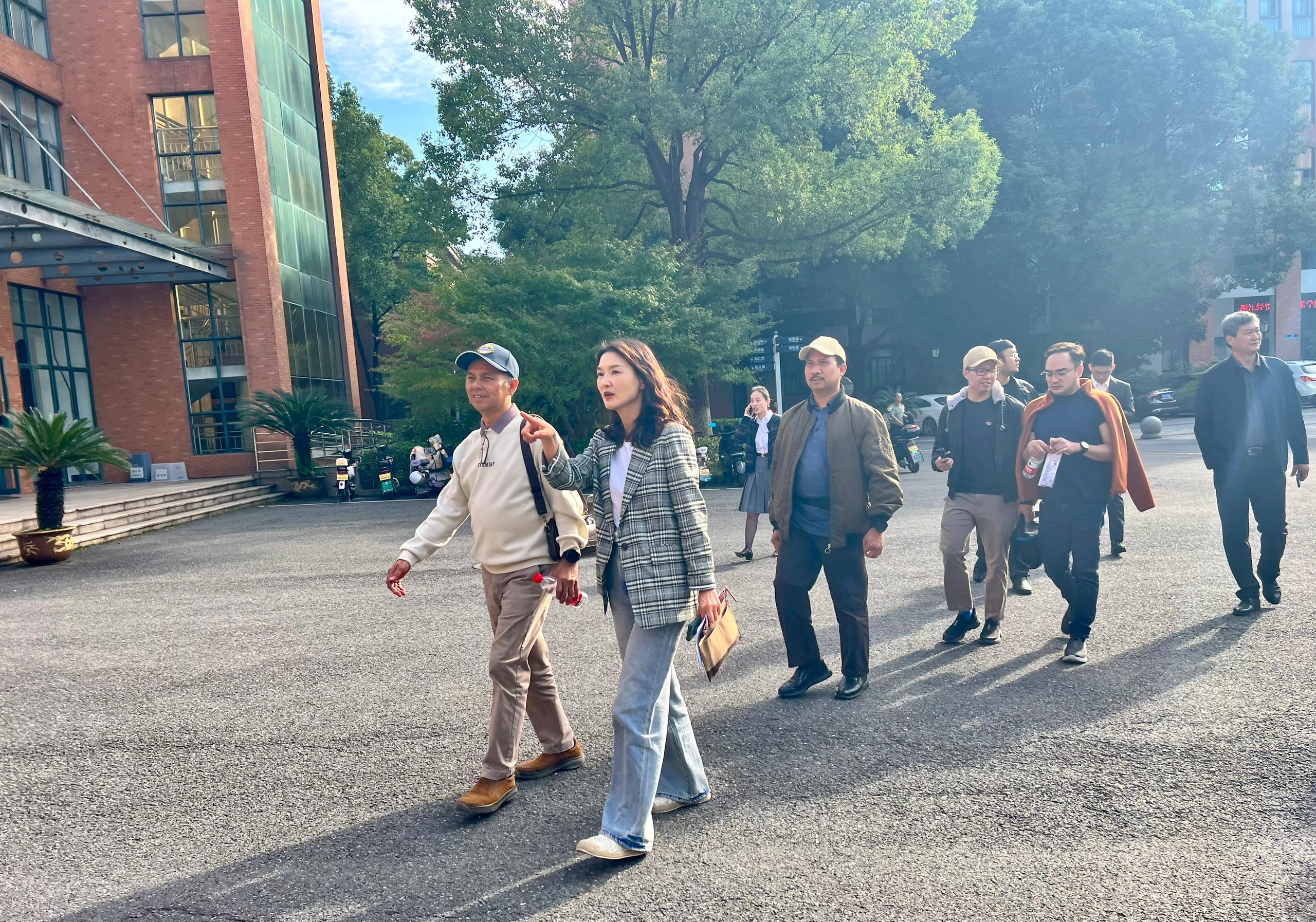 Kunjungan Hormat Majlis Peperiksaan Malaysia Ke Zhejiang Institute of Economics And Trade, Hang ...